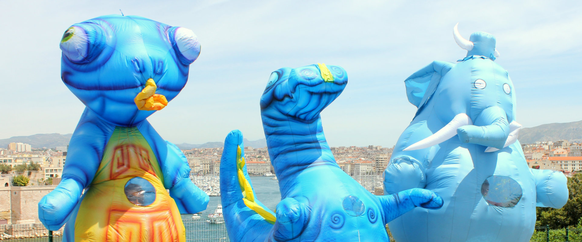 Animations et spectacles de rue - arbres de Noël pour jeunes enfants